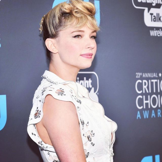 La robe Chloé Embellished broderie anglaise linen and cady midi dress de Haley Bennett sur ...