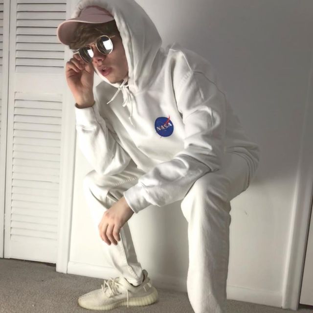 Le hoodie à capuche Nasa que porte le youtubeur Connor TV sur son ...