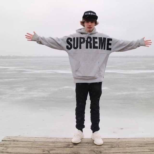 Le sweat Supreme gris que porte le youtubeur Connor TV sur son compte ...