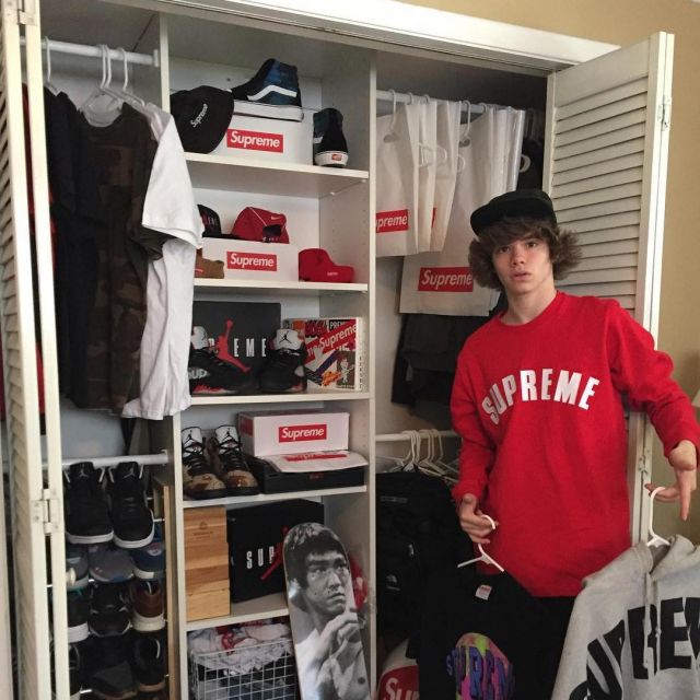 El Supreme de manga larga roja que lleva el youTuber Connor TV en su ...