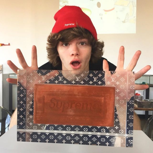 Le bonnet rouge Supreme que porte le youtubeur Connor TV sur son compte ...