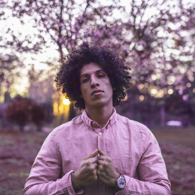 The pink shirt of Rilès on his account Instagram | Spotern