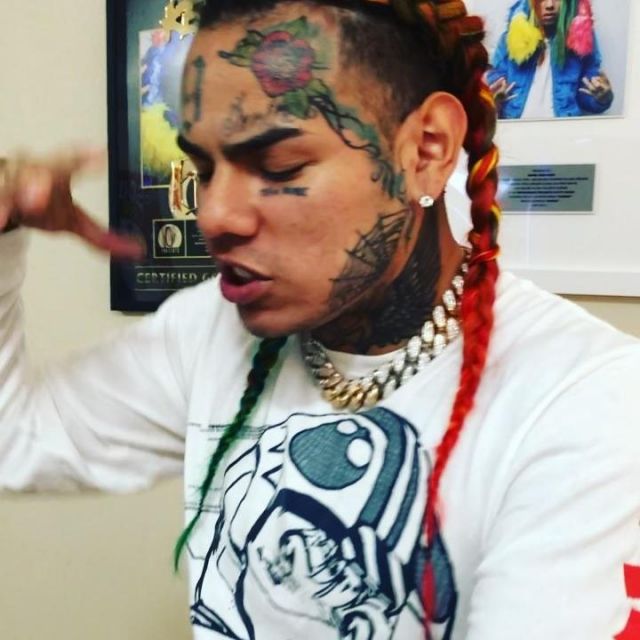 The white t-shirt long-sleeved Star Wars by Urban Outfitters worn by ...