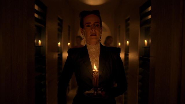 La blusa de encaje blanco de la Sra. Wilhemina Venable (Sarah Paulson ...