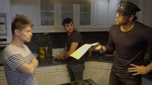 Le t-shirt marinière de Ivan Bede dans sa video youtube "Quand t'es ...