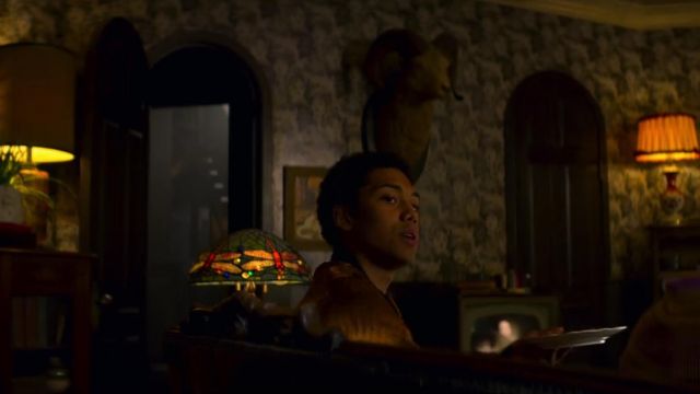 La lámpara Tiffany en el fondo de Ambrose Spellman (Chance Perdomo) en ...