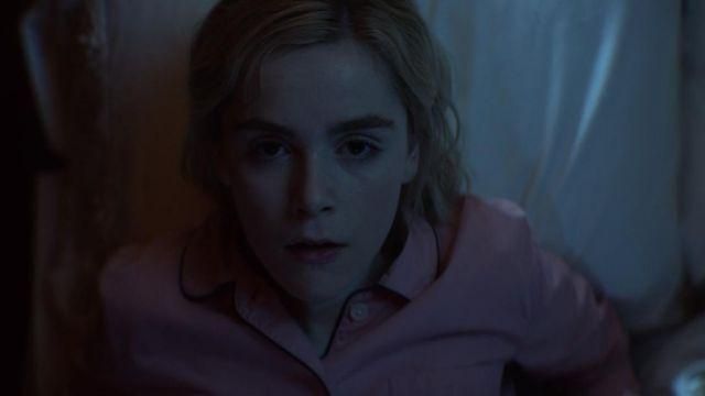 Pijama rosa polvo de Sabrina Spellman (Kiernan Shipka) en Las nuevas ...