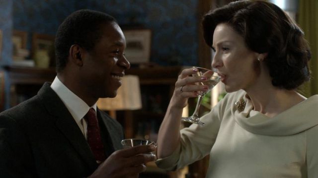 Joe Abernathy's (Will Johnson) red tie as seen in Outlander S03E03 ...