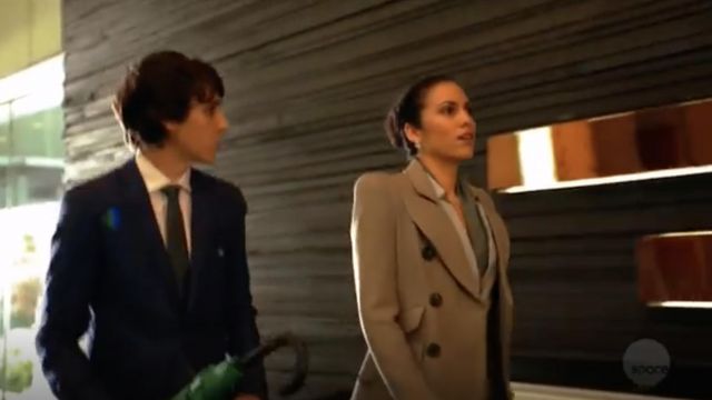 Gabardina Smythe de Zoe Ramírez (Andrea Sixtos) en Arrow S07E10 | Spotern