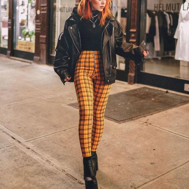 Le pantalon à carreaux jaune sur le compte Ins­ta­gram @Luanna | Spotern
