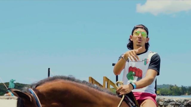 Le t-shirt blanc de Lazer dans le clip Elle m'a vu de MMZ | Spotern