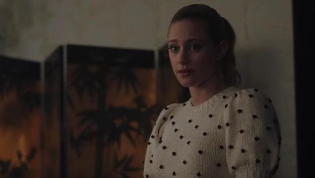 El suéter blanco de pompón negro CeCe usado por Betty Cooper (Lili ...
