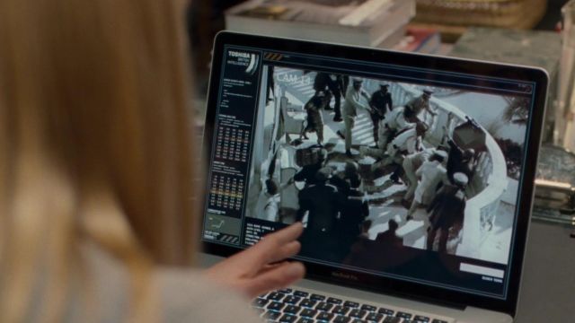 Apple MacBook Pro utilizado por Kate Sumner (Rosamund Pike) en Johnny ...
