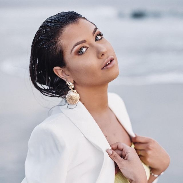 The ear-shells worn by Mary Lopez on his account Instagram | Spotern