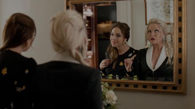 El vestido floral negro de Andrew Gn de Fallon Carrington (Elizabeth ...