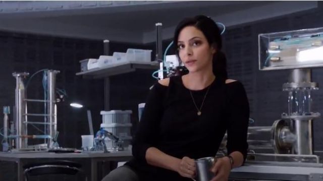 Rag & Bone Rosalind Froid épaule Nervuré tricot porté par Zari Tomaz ...