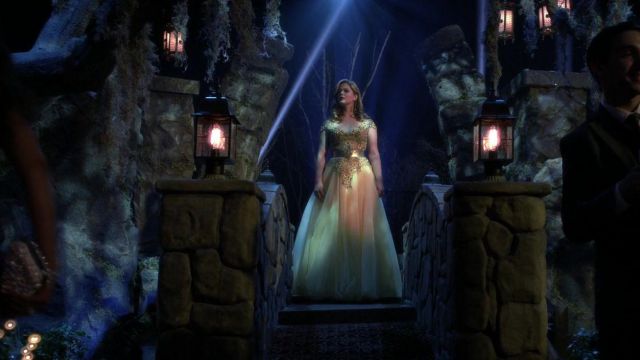 The prom dress promo of Alison in PLL | Spotern