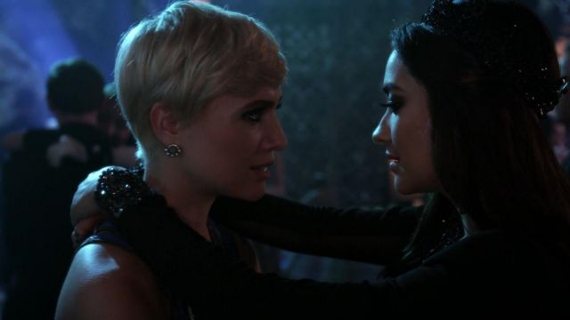 The bracelets of the prom to Emily in PLL | Spotern