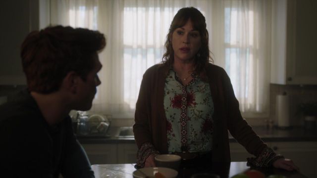 The blouse blue floral Mary Andrews (Molly Ringwald) in Riverdale ...