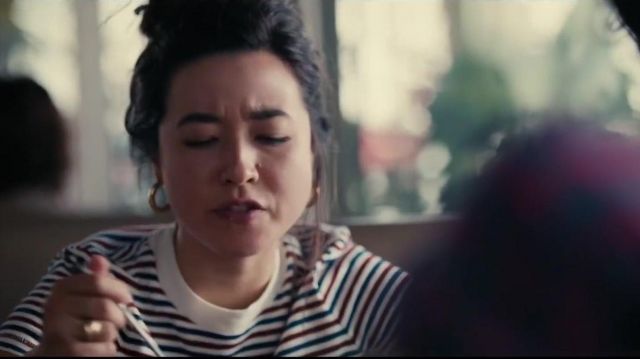 Camiseta a rayas usada por Alice (Maya Erskine) como se ve en Plus One ...