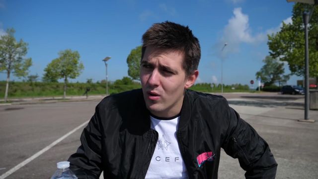 Le t-shirt Spacefox porté par Neoxi dans sa vidéo YouTube LA FORÊT LA ...