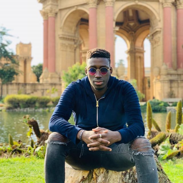 The round sunglasses worn by Elhadj Gaye on his account Instagram ...