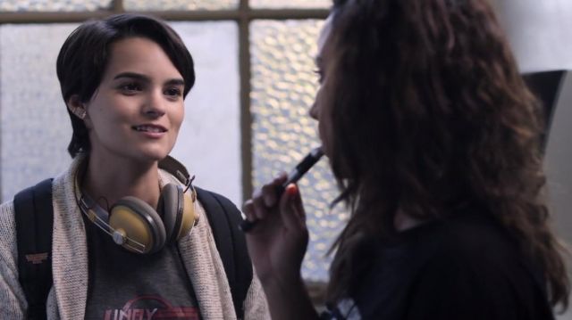 The earring flash scope by Elodie Davis (Brianna Hildebrand) in ...