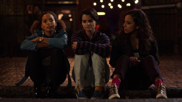 The sneakers Vans blue Elodie Davis (Brianna Hildebrand) in Trinkets ...