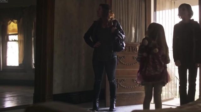 Azul profundo con rodilla rasgada Jeans de Kara Spencer (Elizabeth Roberts) en Itsy Bitsy | Spotern