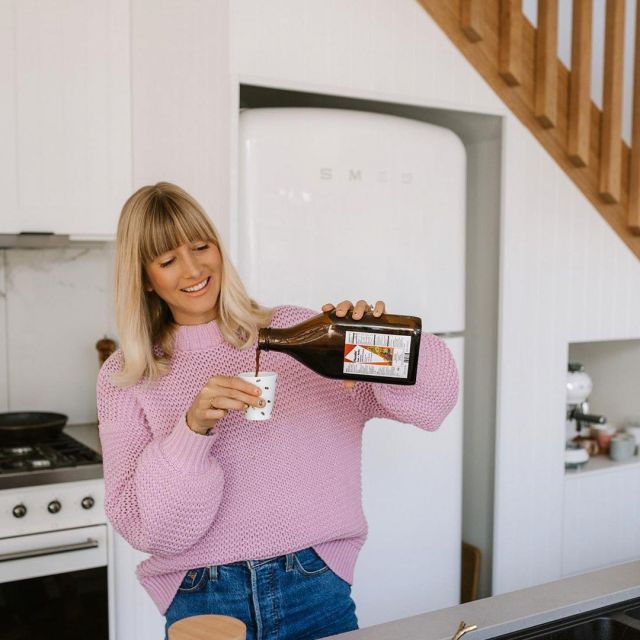 Pink sweater with hooks worn by Ellie Bullen on the Instagram account ...