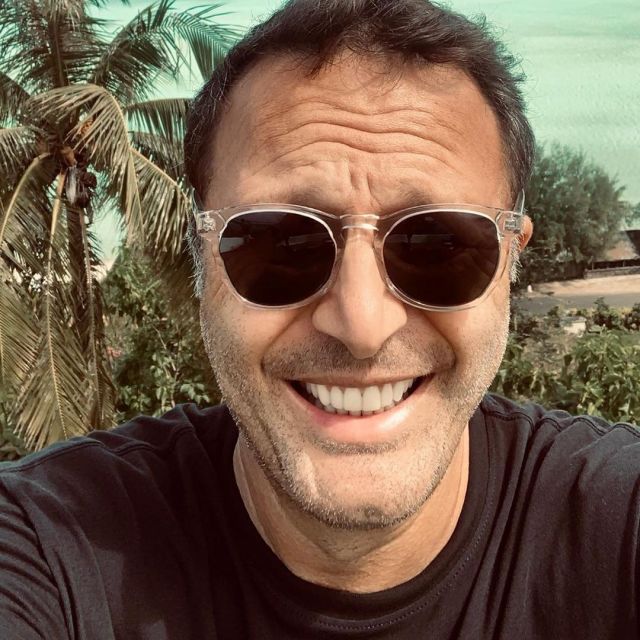 The black t-shirt with short sleeves worn by Arthur on his account ...