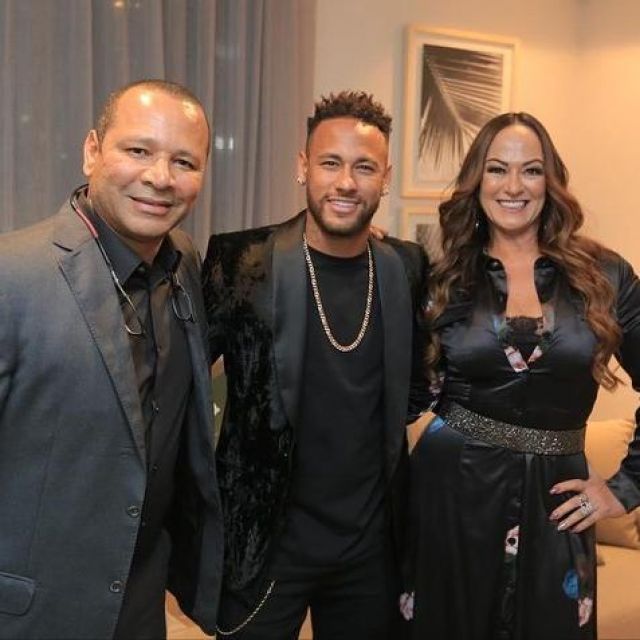 La veste de smoking noir de Neymar sur le compte instagram de @neymarjr ...