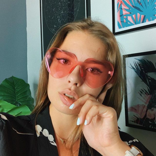 Sunglasses pink transparent heart-shaped worn by Zoe on his account ...