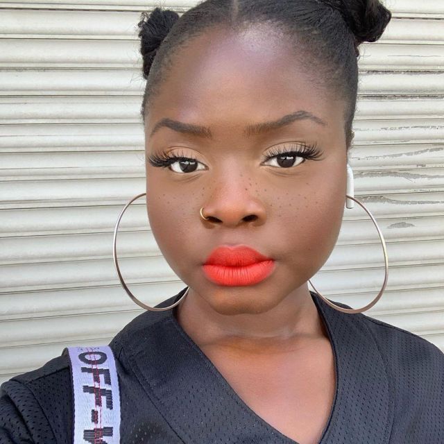 The creole oversize worn by Miss Gloria on her account Instagram ...