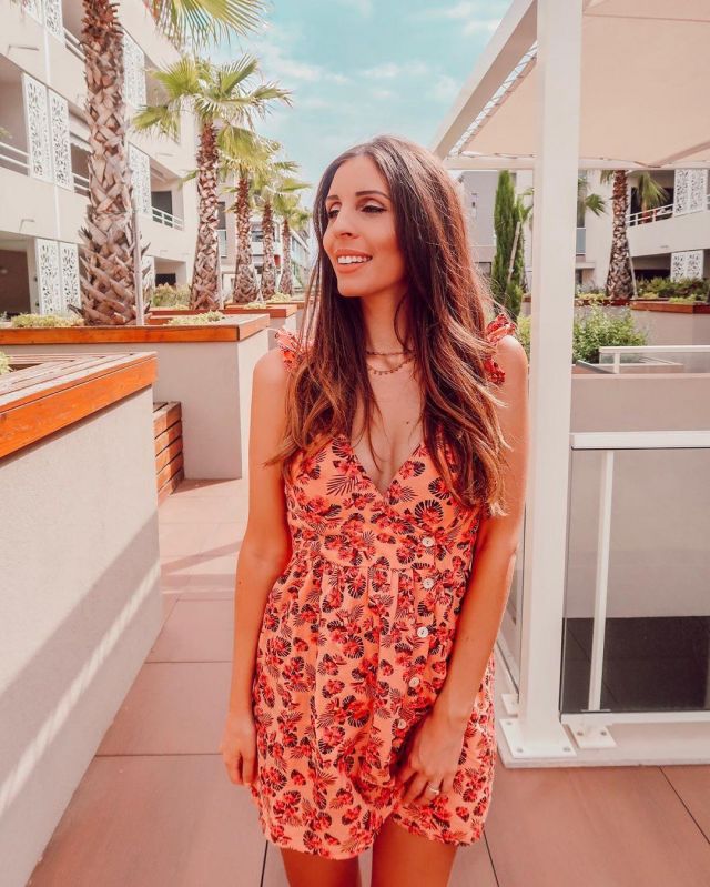 La robe portefeuille imprimée portée par Charlène Russo sur le compte ...