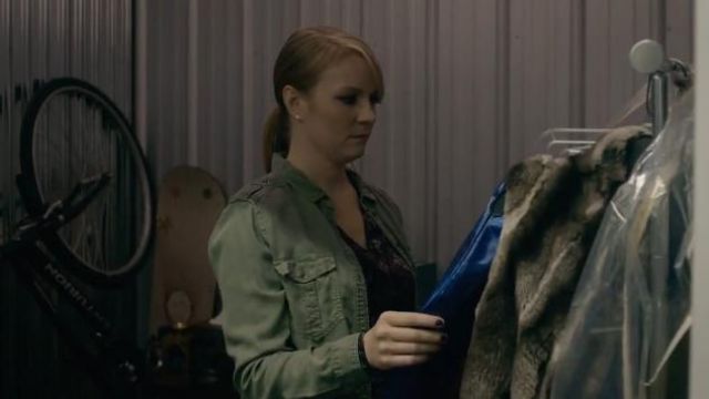 Surdimensionné Vert Militaire Bouton de Chemise portée par Emily Tarver ...