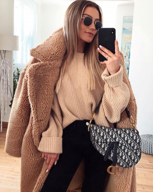 The coat beige Chloé Bleinc on the account Instagram of @chloebbbb | Spotern