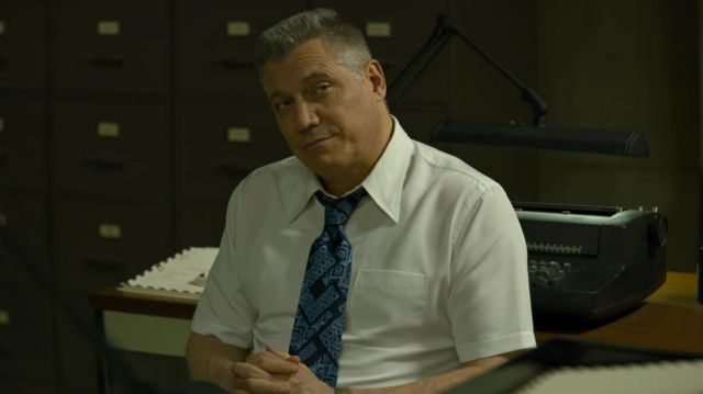 La cravate bleue de Bill Tench (Holt McCallany) dans Mindhunter (S02E01 ...
