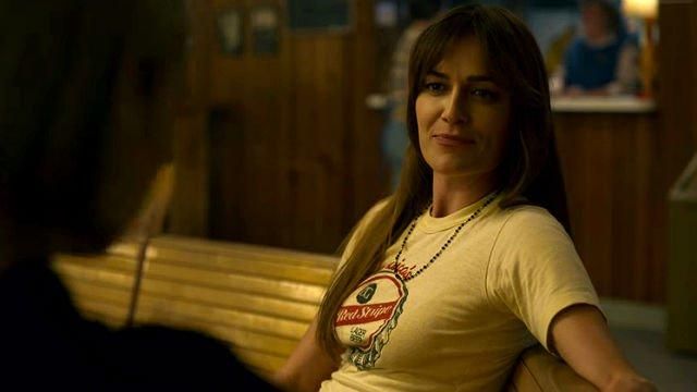 The t-shirt, Red Stripe, Kay Manz (Lauren Glazier) in Mindhunter ...