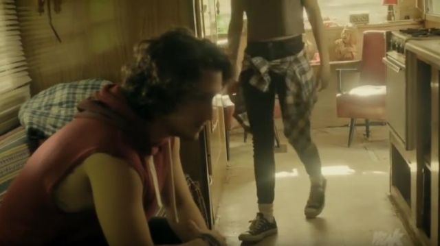 La che­mise à car­reaux à manches longues noir et blanc portée par Jérémie (Karelle Tremblay ...