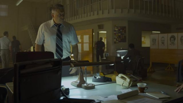 Tie, vintage Bill Tench (Holt McCallany) in Mindhunter (S02E07) | Spotern