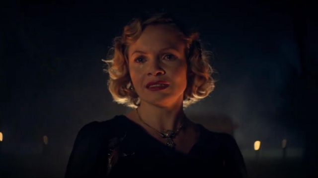 Le collier de Linda Shelby (Kate Phillips) dans Peaky Blinders (S05E04 ...