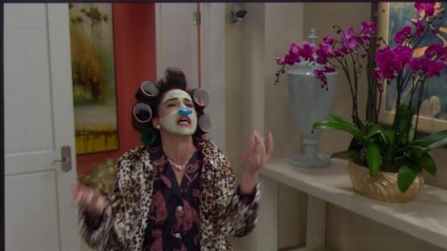 Desmond and dempsey long printed pajama set worn by Kit (Rosa Blasi) in ...