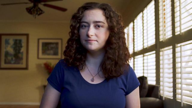 The necklace stone Sam Jansen (Abby Quinn) in Good Girls Get High | Spotern