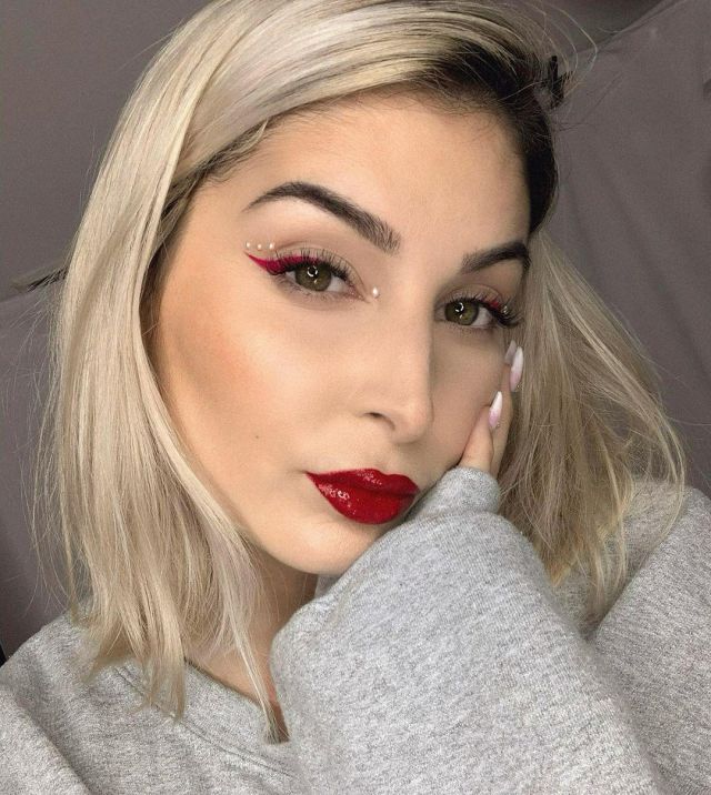 Le sweatshirt Nike porté par Lufy sur le compte Instagram de @lufyyyy ...