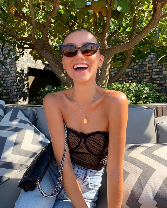 Le body sans bretelles en dentelle noir porté par Chloe Bleinc sur le compte Instagram de ...