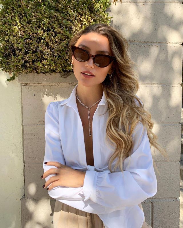 The Long gold necklace worn by chloebbb on the account Instagram of @chloebbbb | Spotern