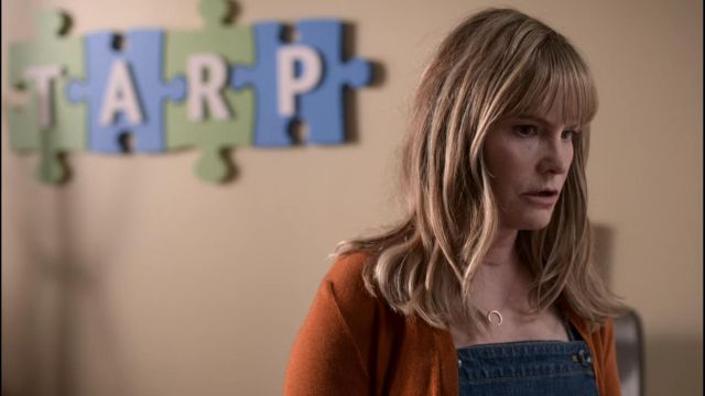 Cardigan marron de Elsa Gardner (Jennifer Jason Leigh) dans Atypical ...