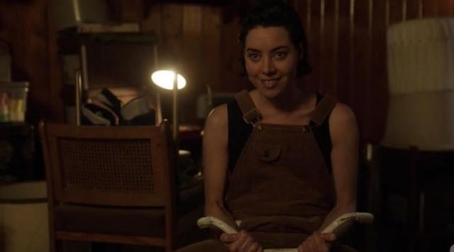 El mono marrón de Lenny Busker (Aubrey Plaza) en Legion S01E01 | Spotern