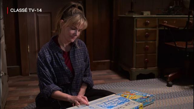 Plaid shirt blue Elsa Gardner (Jennifer Jason Leigh) in Atypical ...
